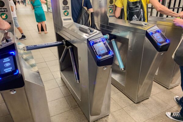 Using Apple Pay to ride the NYC subway is fast, but it's missing one ...